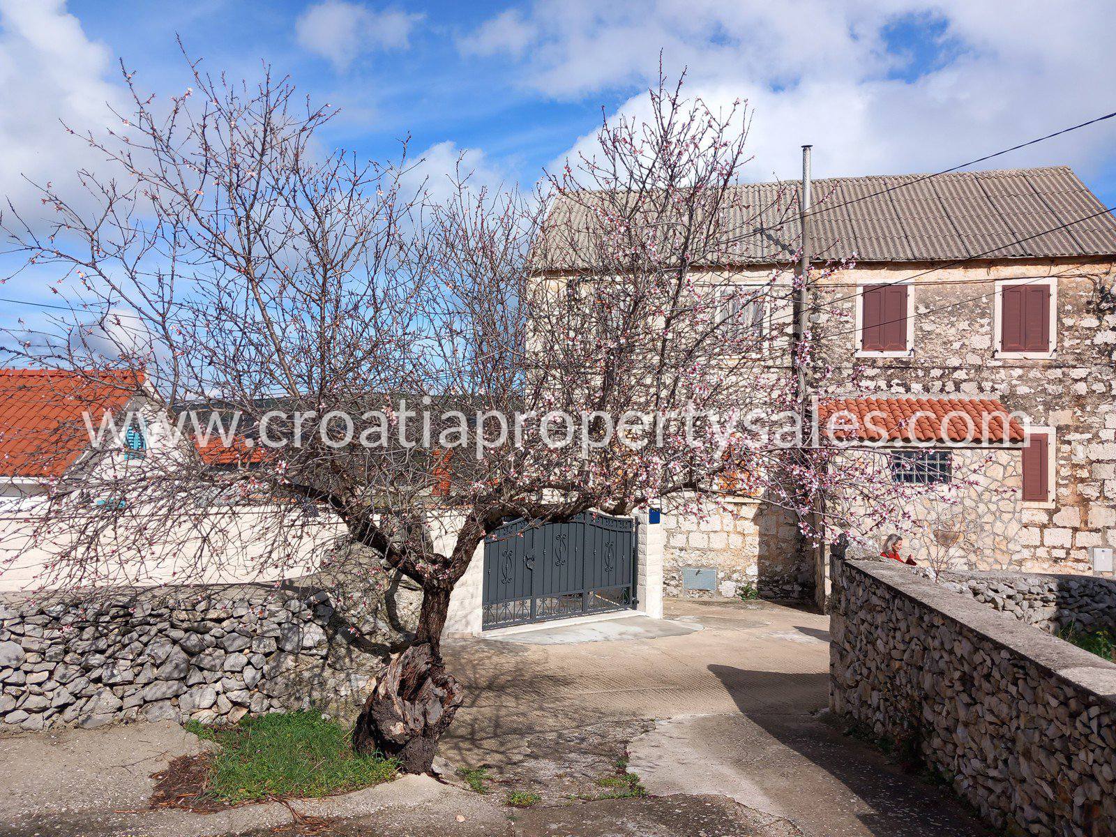 Brac old stone house for sale 4832 | Croatia Property Sales